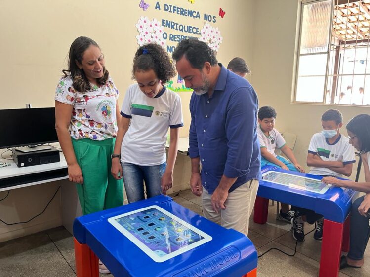 Mesas interativas auxiliam aprendizagem nas escolas de Itabira